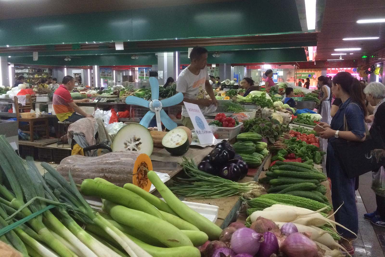 Detecting spatial determinants of wet market vendors’ profit: a case ...
